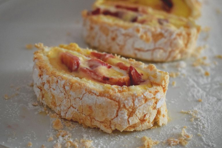 Beze rolada s jagodama i kremom od vanilije – Slatkopedija