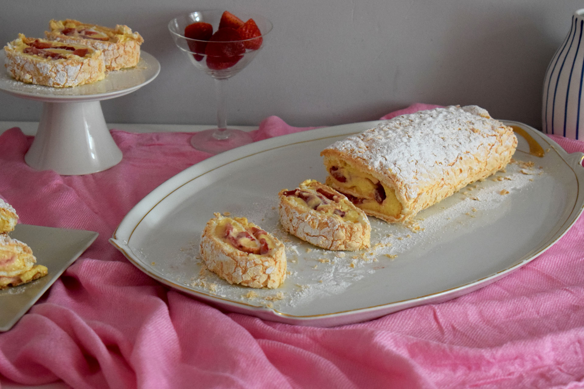 Beze rolada s jagodama i kremom od vanilije • Slatkopedija