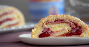 Beze rolada s puding kremom i višnjama • Slatkopedija