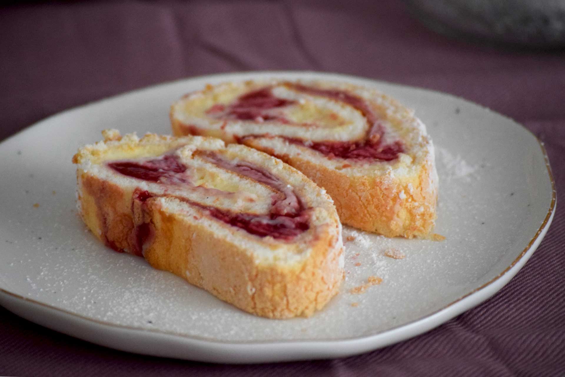 Beze rolada s puding kremom i višnjama • Slatkopedija